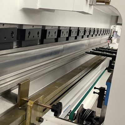 Китай пресса CNC 250T 3200MM гидравлическая тормозит с коррекцией угла и длины автоматической продается