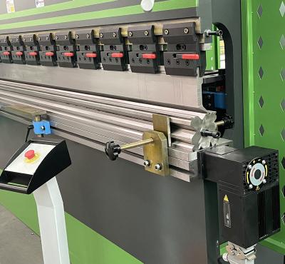 Cina Il regolatore Hydraulic Folding Press di alta efficienza 1600KN Tp10s frena il servomotore di CNC di 3200mm in vendita