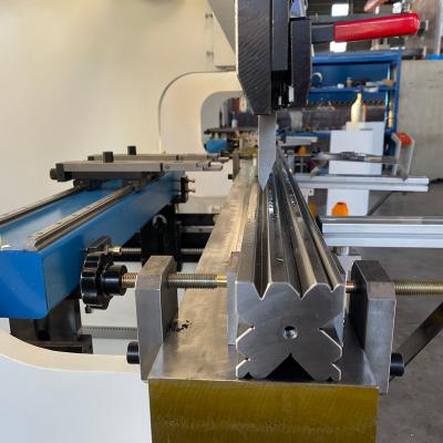 Cina 1600mm Worktable Torsion Bar Press Brake Controller CNC Metallo liscio macchina di piegatura idraulica in vendita
