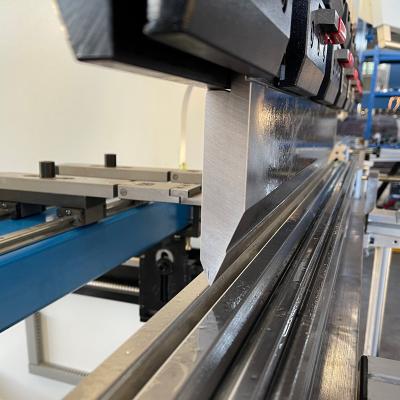 Cina 1600mm Worktable Torsion Bar Press Brake Controller CNC Metallo liscio macchina di piegatura idraulica in vendita