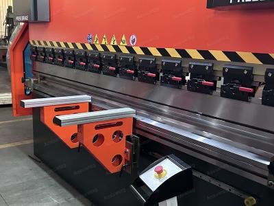 Cina 160 tonnellate 3200 mm di larghezza macchina di piegatura idraulica del metallo CNC DA58T Premere freno 4 + 1 asse in vendita