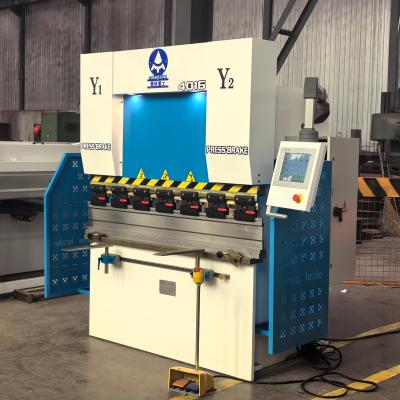 Cina Freni a pressione idraulica 1600mm Tavolo di lavoro Servo Freno a pressione Controller CNC Metallo liscio in vendita