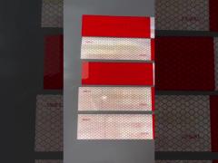 Banda refletiva auto-aderente DOT-C2 para marcação da conspicuidade em vermelho e branco