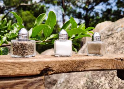 Cina Set di frullati da 17 ml con vasi di vetro e coperchi metallici - Perfetto per condire i piatti in vendita