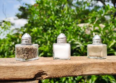 中国 17ml 容量 シェイカーのセット グラス容器と金属蓋 - 料理を調味料に最適 販売のため