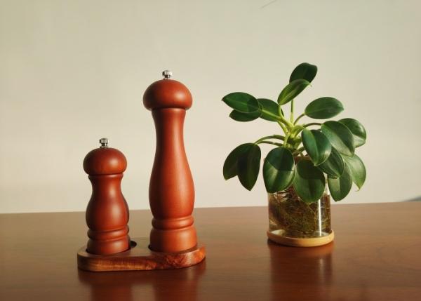 Quality Rubber Classic Wood Salt And Pepper Grinder Set Perfect Addition To Your Cooking for sale