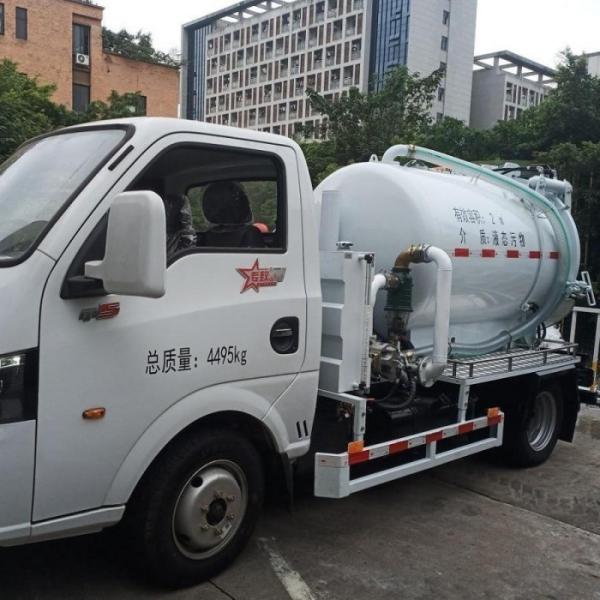 Quality 2m3 2000L 4.5tons Diesel Sewage Suction Truck High Performance For Urban Streets for sale