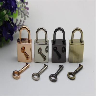 China Handbag hardware wholesale light gold zinc alloy metal decorative lock and key for sale