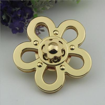 China Free Sample High Polished Gold Plated Flower Shape Bag Turn Twist Lock For Handbag for sale
