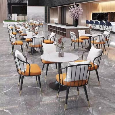 Cina Sedie dorate per feste nuziali a prova di polvere Mobili da bistrot per esterni da 21,5 pollici di lunghezza in vendita