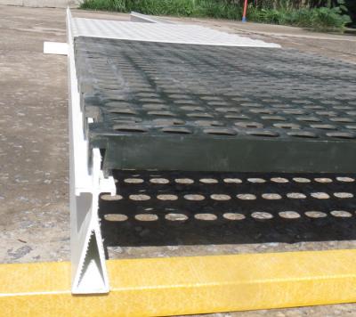 Cina Servizio di taglio Legno di pavimento in FRP per suini per la costruzione di allevamenti suini 100 120 135 150 mm Legno in vendita