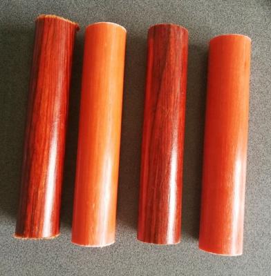 Cina Tubo di fibra di vetro di finitura liscia con modello di grano di legno personalizzato e servizio di taglio in vendita