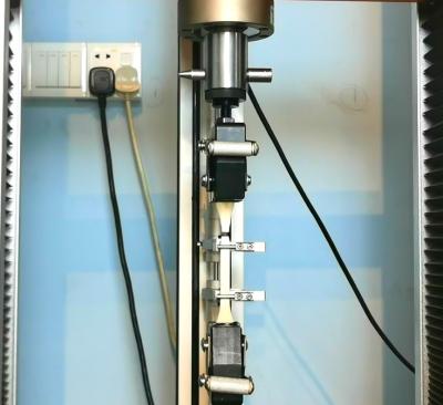 中国 Lab UTM Accuracy 0.5 Grade 2KN Tensile Testing Machine For Polymer Materials 販売のため