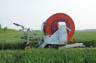 China Hose Reel Irrigator Versatile Automatic Watering Equipment with Adjustable Spray Patterns Diameter 236cm IoT Technology for sale