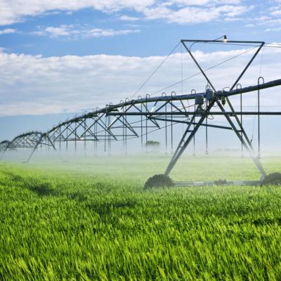 China 2024 Best Center Pivot Irrigation System Movable Lateral Towing Style Suitable for Agriculture for sale