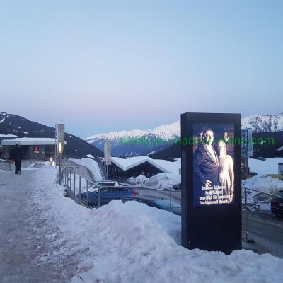 China Customized Different Size Network Player Waterproof LCD Totem Outdoor with Roof Cover for sale