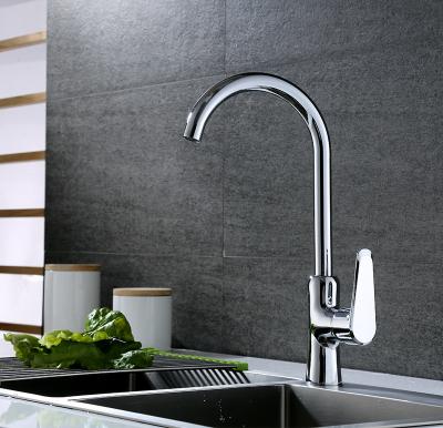 Cina Parte girevole 360 calda e maniglia dei rubinetti del miscelatore del lavandino di cucina dell'acqua fredda singola in vendita