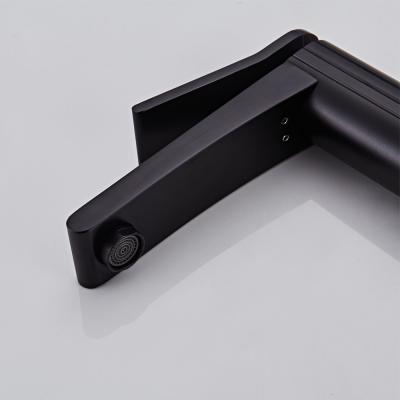 Cina Singolo miscelatore del bacino della maniglia del singolo foro moderno d'ottone in Matte Black in vendita