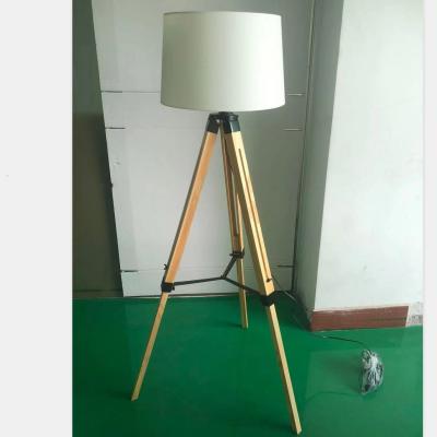 Cina 110V lampada da tavolo moderna semplice E27 60W Grey Wooden Tripod Floor Lamp in vendita