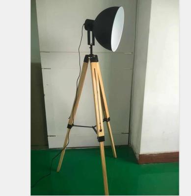 Cina 110V lampada da tavolo moderna semplice E27 60W Grey Wooden Tripod Floor Lamp in vendita