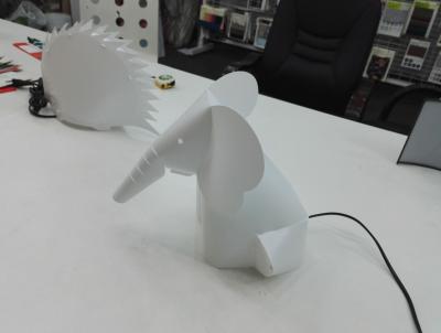 Cina La striscia moderna semplice del PVC della lampada da tavolo 200*350MM del nido dell'uccello ha attorcigliato in vendita