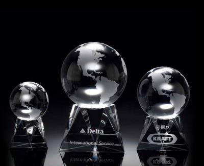 China crystal globe on triangle base trophy/crystal globe on crystal triangle base award/awards for sale