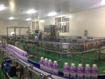 Cina Linea di imbottigliamento dell'acqua di produzione 3000 b/h con dimensioni personalizzate delle bottiglie in forte domanda in vendita