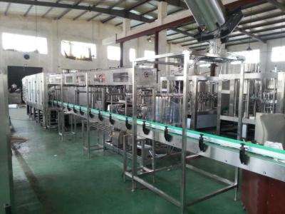 Cina Linea di imbottigliamento dell'acqua di produzione 3000 b/h con dimensioni personalizzate delle bottiglie in forte domanda in vendita