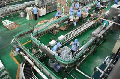 Cina Linea di imbottigliamento dell'acqua di produzione 3000 b/h con dimensioni personalizzate delle bottiglie in forte domanda in vendita