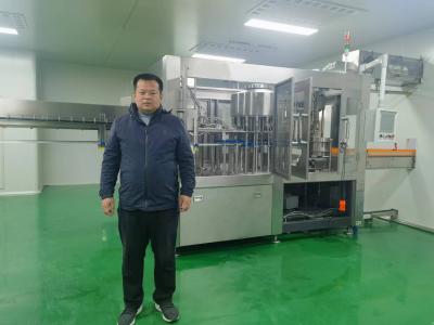 Cina 18 Teste 500 ml 1000 ml Macchine per imbottigliare e coprire l'acqua in plastica in vendita