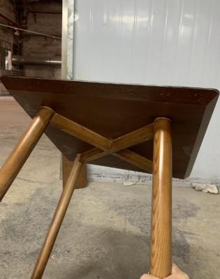 China Home Massivhout Vierkante Zijde tafelmeubelen 500*500mm Met 2 planken Te koop