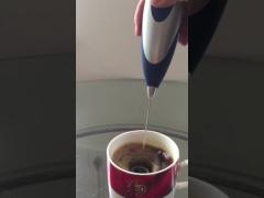 Latte tenuto in mano d'abitazione di plastica Frother del cappuccino del miscelatore elettrico del caffè con il supporto