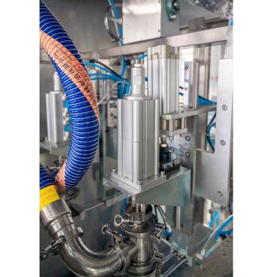 China Flüssigkeits-füllende und mit einer Kappe bedeckende Maschine des Fass-5L zu verkaufen