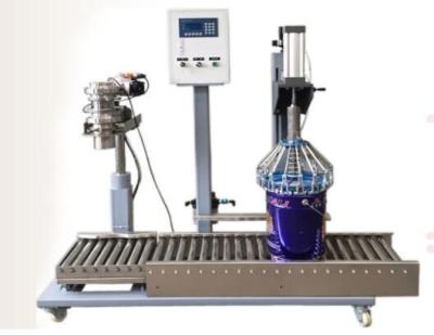 China Máquina de rellenar líquida volumétrica auto, máquina de rellenar en línea 5L/10L/20L/200L en venta