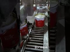 Demostrar el uso de una máquina de llenado de dos cabezas de 0,6MPa para pintura