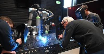 China Universal Robot Cobot UR10 Welding Cobot 1300mm Reach Robot Arm WIth MIG MAG Welder for sale