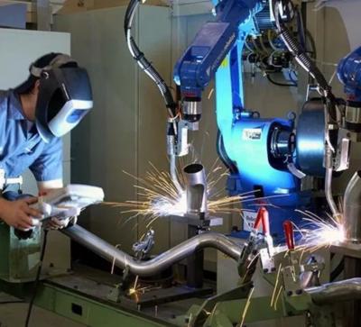 China 6 Aixs Robot Arm YASKAWA AR1440 Industrial Robot With Robot Linear Rail For ARC Welding for sale