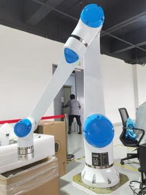 China Carga útil colaborativa Cobot del robot 5kg de CNGBS G05 Cobot con el agarrador suave de Onrobot para la selección y el lugar en venta