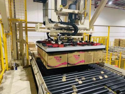 Cina Kr 210 R2700 della pinza di presa del braccio del robot di KUKA per il trasporto con palette del robot di automazione in vendita