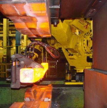 Cina 6 Assi In grado di trasportare fino a 700 kg FANUC M-900iB/700 Braccio robot con saldatore e pistola TBI MAG per saldatura in vendita