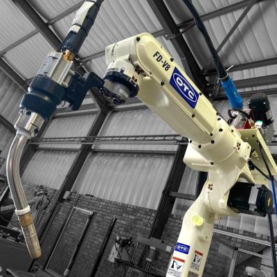 China 6 Eje Carga útil 8KG OTC FD-V8 Robot de soldadura Brazo con rieles de guía y manipulador para materiales de soldadura en venta