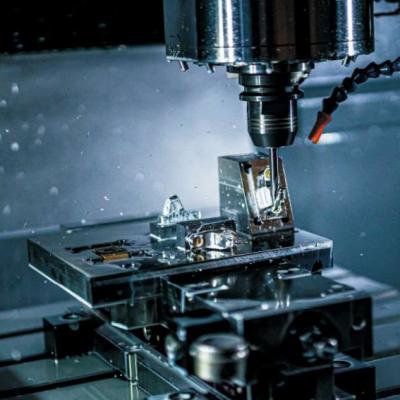 Chine Centre d'usinage vertical de la série VL V1370L utilisé dans divers sites de production comme accessoires de machines-outils à vendre