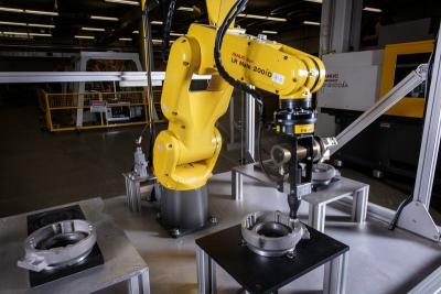 中国 FANUC ペイロード7kg 6軸産業用ロボット プログラミング 小型ハンドリング組立ロボットワークステーション 販売のため