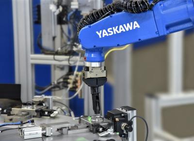 China Programming YASKAWA 6 Axis Industrial Robotic Arm Machine Tending Machine Automation Robot Workstation With Gripper for sale