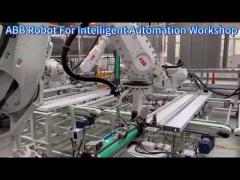 Braço ABB IRB 6700 do robô industrial com o prendedor elétrico robótico do vácuo para segurar Palletizing