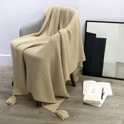 中国 アクリルタッセルで編織された羊毛のスローブランケット シンプルスタイルのカスタム 固体ソファブランケット 販売のため