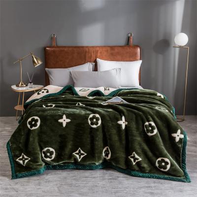 Cina Jacquard tessuto corallo velluto copertura raschel per l'inverno addensato piumaggio copertura letto in vendita