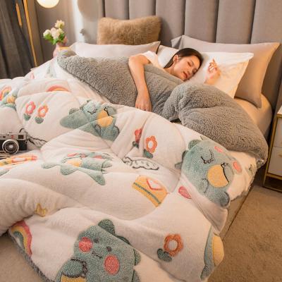 Cina 3 gradi di colorazione resistenza soffice Chemical Fiber Quilt Dimensioni personalizzate per copertura letto di lusso in vendita