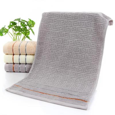 Cina White Plain Forged Cotton Washcloth Bath Towel Absorbent 3-Piece Gift Box con cover regalo di ritorno in vendita