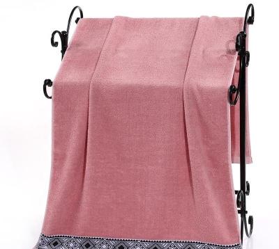 Cina Asciugamano da bagno con disegno di Jacquard colorato semplice realizzato con materiale di cotone puro al 100% in vendita